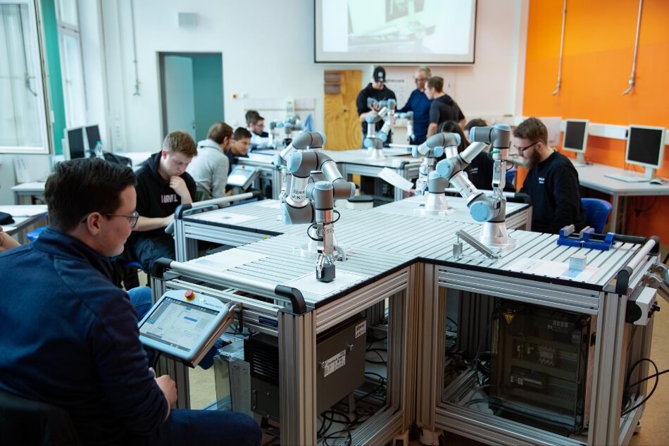 Cobots in school – How can they be easily integrated into the classroom?